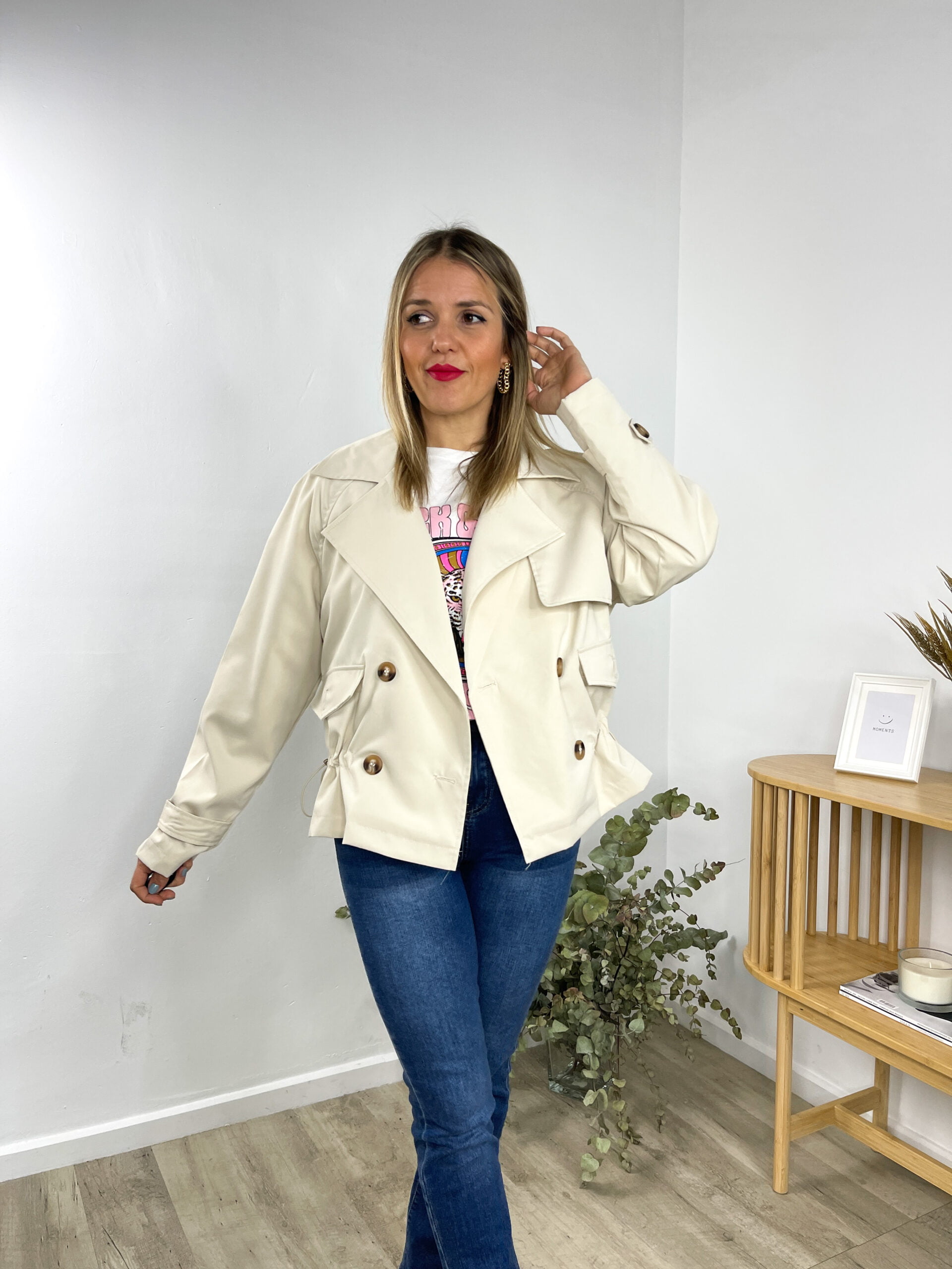 Gabardina corta beige - Pelicano Moda